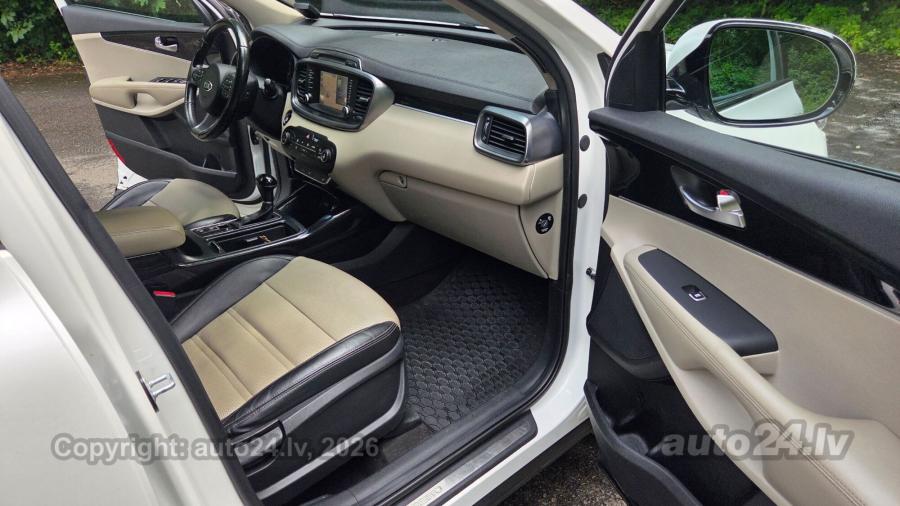 White Kia Sorento 2016 in Tallinn, with an engine capacity of 2.20 L and mileage of 219 thousand km for 13500 €, photo 7 on AUTOMOTO.COM.LV