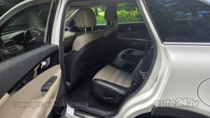 White Kia Sorento 2016 in Tallinn, with an engine capacity of 2.20 L and mileage of 219 thousand km for 13500 €, photo 8 on AUTOMOTO.COM.LV