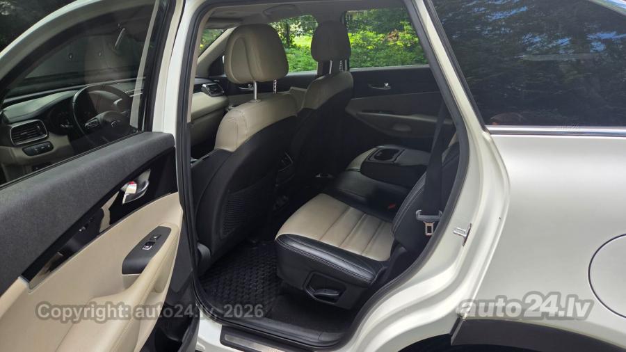 White Kia Sorento 2016 in Tallinn, with an engine capacity of 2.20 L and mileage of 219 thousand km for 13500 €, photo 8 on AUTOMOTO.COM.LV