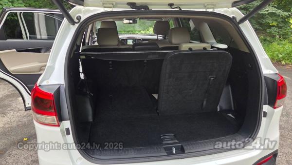 White Kia Sorento 2016 in Tallinn, with an engine capacity of 2.20 L and mileage of 219 thousand km for 13500 €, photo 8 on AUTOMOTO.COM.LV