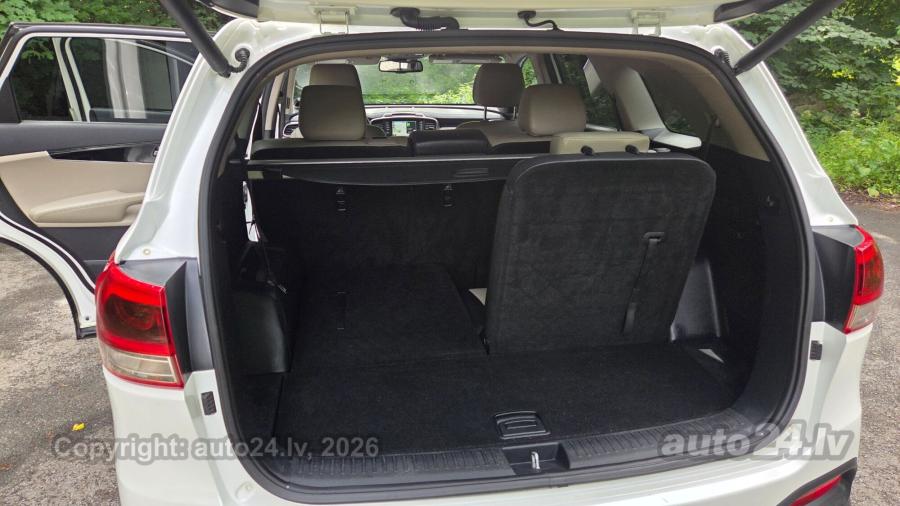 White Kia Sorento 2016 in Tallinn, with an engine capacity of 2.20 L and mileage of 219 thousand km for 13500 €, photo 9 on AUTOMOTO.COM.LV
