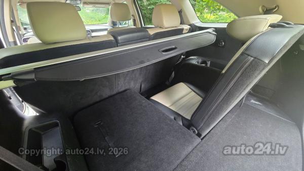 White Kia Sorento 2016 in Tallinn, with an engine capacity of 2.20 L and mileage of 219 thousand km for 13500 €, photo 9 on AUTOMOTO.COM.LV
