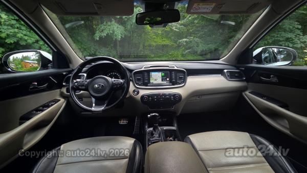 White Kia Sorento 2016 in Tallinn, with an engine capacity of 2.20 L and mileage of 219 thousand km for 13500 €, photo 10 on AUTOMOTO.COM.LV