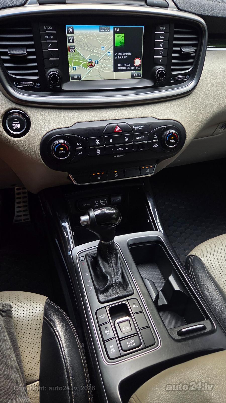 White Kia Sorento 2016 in Tallinn, with an engine capacity of 2.20 L and mileage of 219 thousand km for 13500 €, photo 12 on AUTOMOTO.COM.LV