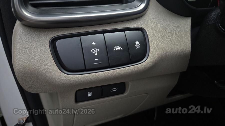 White Kia Sorento 2016 in Tallinn, with an engine capacity of 2.20 L and mileage of 219 thousand km for 13500 €, photo 21 on AUTOMOTO.COM.LV