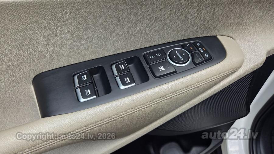 White Kia Sorento 2016 in Tallinn, with an engine capacity of 2.20 L and mileage of 219 thousand km for 13500 €, photo 22 on AUTOMOTO.COM.LV