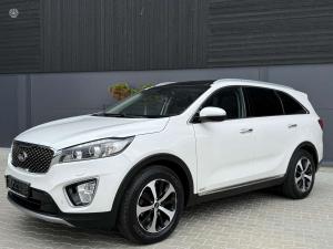 White Kia Sorento 2016 in Siauliai, with an engine capacity of 2.20 L and mileage of 177 thousand km for 15950 €, photo 5 on AUTOMOTO.COM.LV