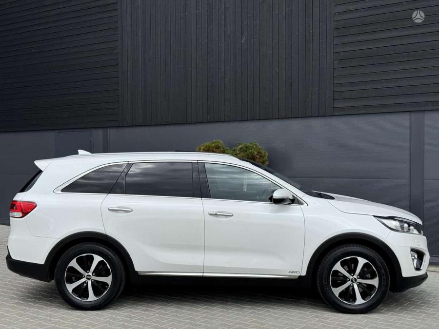 White Kia Sorento 2016 in Siauliai, with an engine capacity of 2.20 L and mileage of 177 thousand km for 15950 €, photo 7 on AUTOMOTO.COM.LV