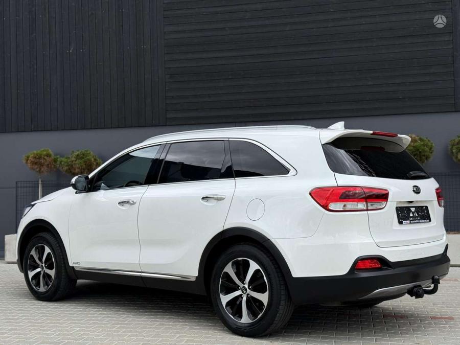 White Kia Sorento 2016 in Siauliai, with an engine capacity of 2.20 L and mileage of 177 thousand km for 15950 €, photo 8 on AUTOMOTO.COM.LV