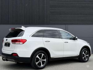 White Kia Sorento 2016 in Siauliai, with an engine capacity of 2.20 L and mileage of 177 thousand km for 15950 €, photo 9 on AUTOMOTO.COM.LV