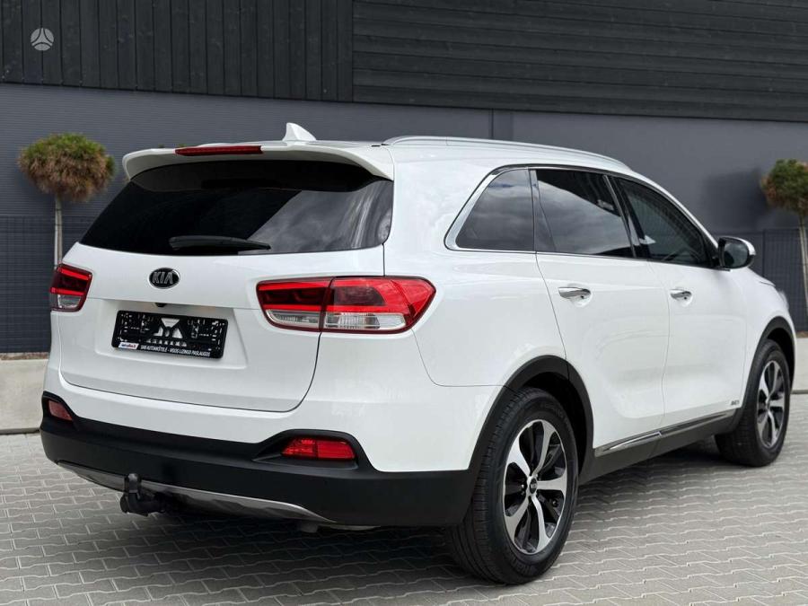 White Kia Sorento 2016 in Siauliai, with an engine capacity of 2.20 L and mileage of 177 thousand km for 15950 €, photo 11 on AUTOMOTO.COM.LV