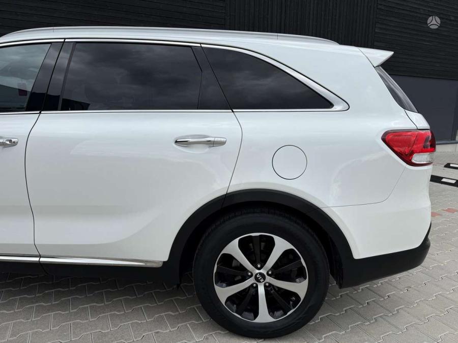 White Kia Sorento 2016 in Siauliai, with an engine capacity of 2.20 L and mileage of 177 thousand km for 15950 €, photo 16 on AUTOMOTO.COM.LV