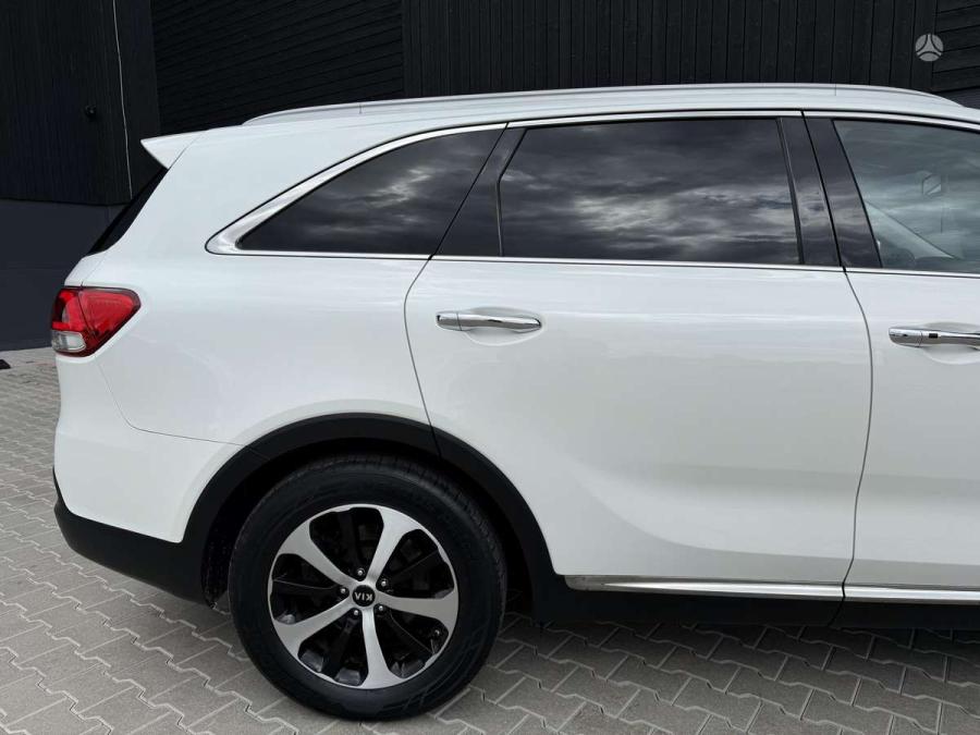 White Kia Sorento 2016 in Siauliai, with an engine capacity of 2.20 L and mileage of 177 thousand km for 15950 €, photo 17 on AUTOMOTO.COM.LV