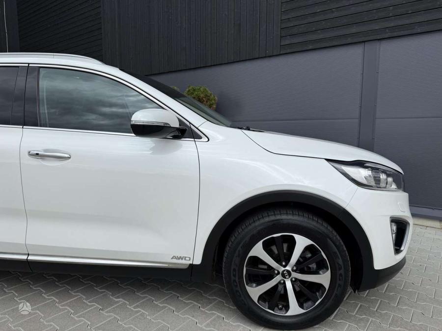 White Kia Sorento 2016 in Siauliai, with an engine capacity of 2.20 L and mileage of 177 thousand km for 15950 €, photo 18 on AUTOMOTO.COM.LV