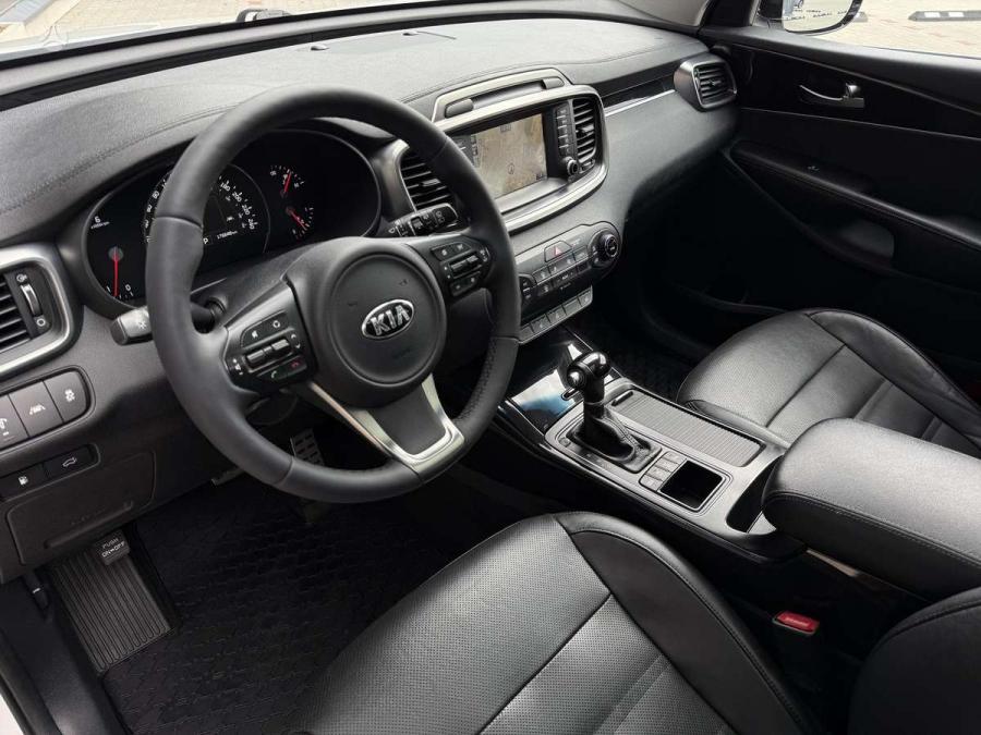 White Kia Sorento 2016 in Siauliai, with an engine capacity of 2.20 L and mileage of 177 thousand km for 15950 €, photo 21 on AUTOMOTO.COM.LV