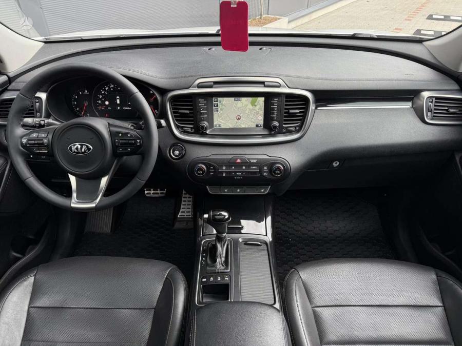 White Kia Sorento 2016 in Siauliai, with an engine capacity of 2.20 L and mileage of 177 thousand km for 15950 €, photo 22 on AUTOMOTO.COM.LV