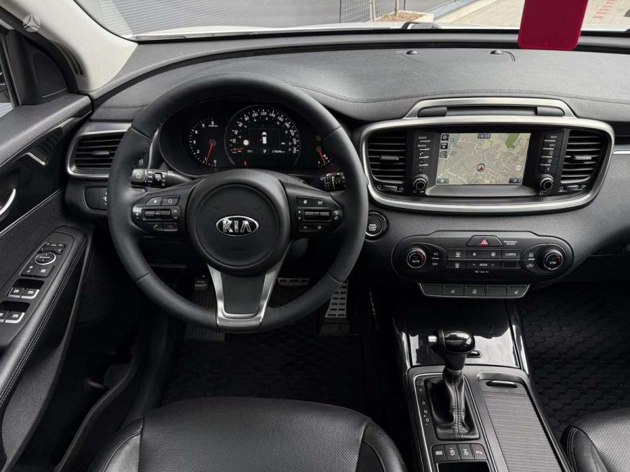 White Kia Sorento 2016 in Siauliai, with an engine capacity of 2.20 L and mileage of 177 thousand km for 15950 €, photo 23 on AUTOMOTO.COM.LV