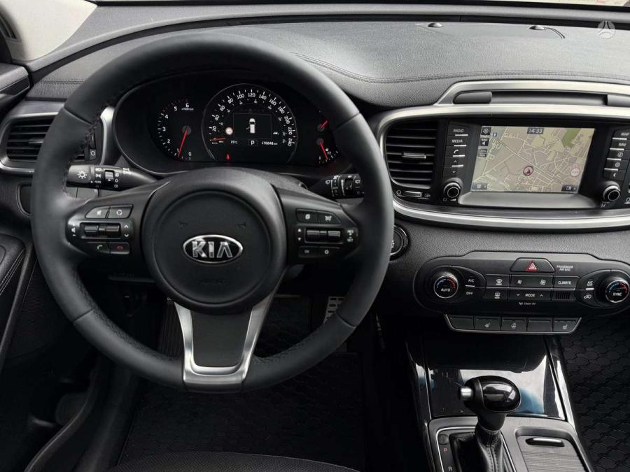 White Kia Sorento 2016 in Siauliai, with an engine capacity of 2.20 L and mileage of 177 thousand km for 15950 €, photo 24 on AUTOMOTO.COM.LV