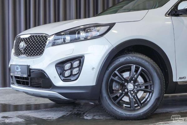 White Kia Sorento 2017 in Marijampole, with an engine capacity of 2.20 L and mileage of 211 thousand km for 16450 €, photo 6 on AUTOMOTO.COM.LV