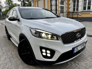 White Kia Sorento 2017 in Riga, with an engine capacity of 2.20 L and mileage of 168 thousand km for 16500 €, photo 4 on AUTOMOTO.COM.LV