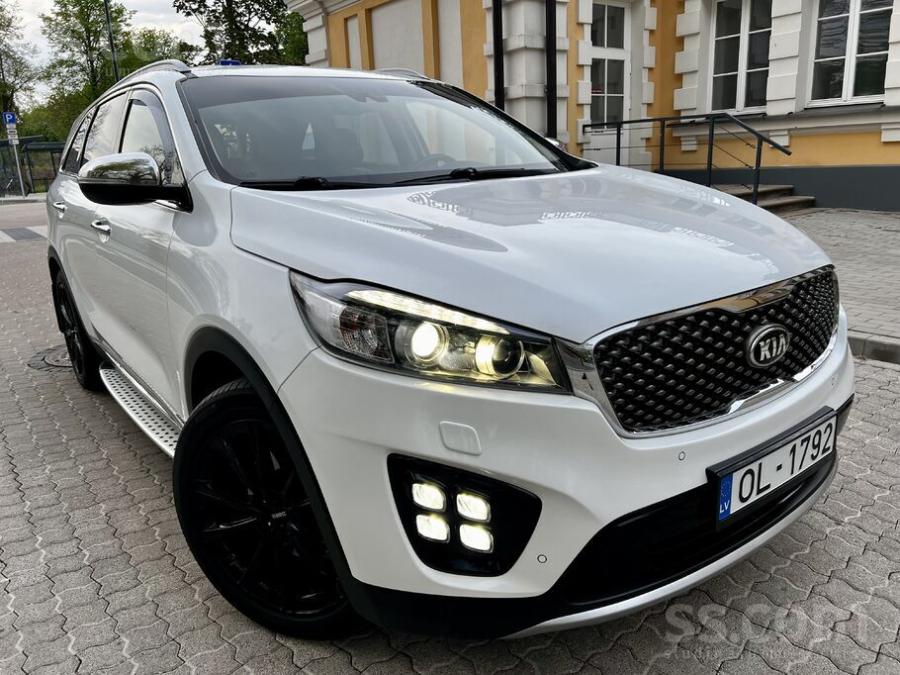 White Kia Sorento 2017 in Riga, with an engine capacity of 2.20 L and mileage of 168 thousand km for 16500 €, photo 4 on AUTOMOTO.COM.LV
