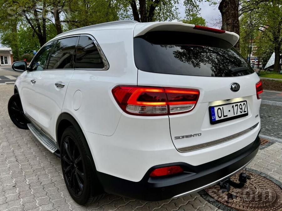 White Kia Sorento 2017 in Riga, with an engine capacity of 2.20 L and mileage of 168 thousand km for 16500 €, photo 5 on AUTOMOTO.COM.LV