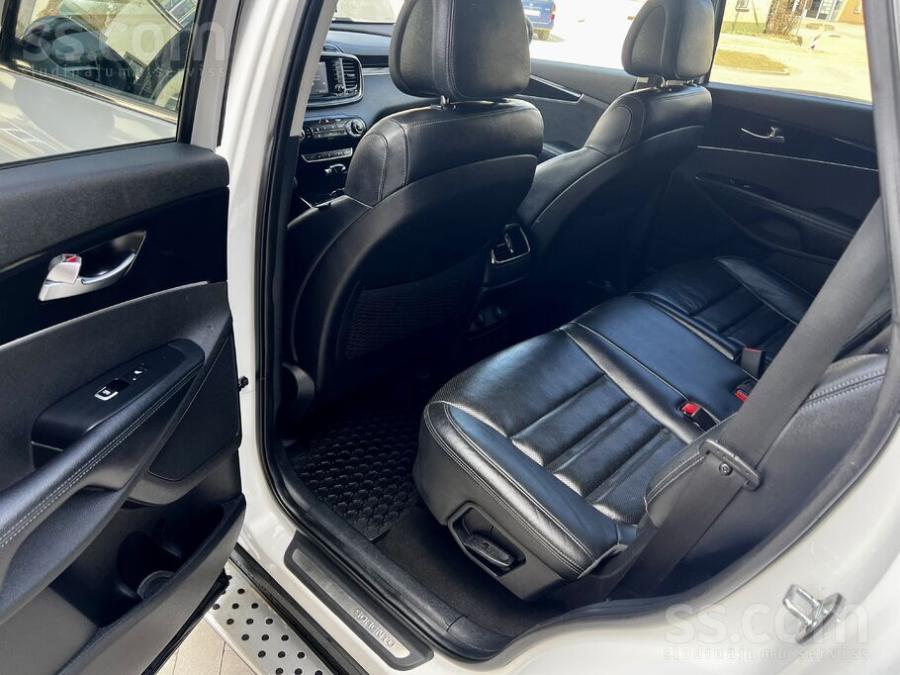White Kia Sorento 2017 in Riga, with an engine capacity of 2.20 L and mileage of 168 thousand km for 16500 €, photo 7 on AUTOMOTO.COM.LV