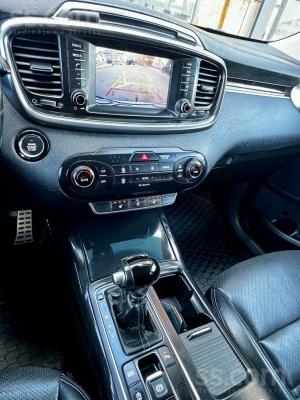 White Kia Sorento 2017 in Riga, with an engine capacity of 2.20 L and mileage of 168 thousand km for 16500 €, photo 8 on AUTOMOTO.COM.LV