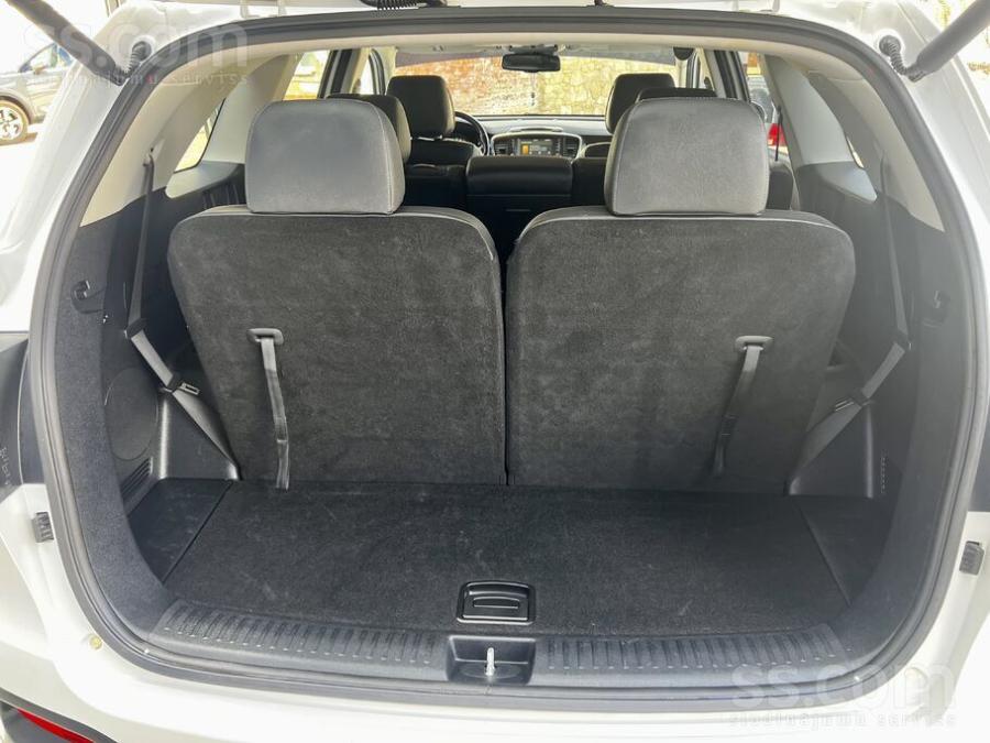 White Kia Sorento 2017 in Riga, with an engine capacity of 2.20 L and mileage of 168 thousand km for 16500 €, photo 9 on AUTOMOTO.COM.LV