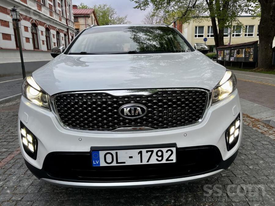 White Kia Sorento 2017 in Riga, with an engine capacity of 2.20 L and mileage of 168 thousand km for 16500 €, photo 10 on AUTOMOTO.COM.LV