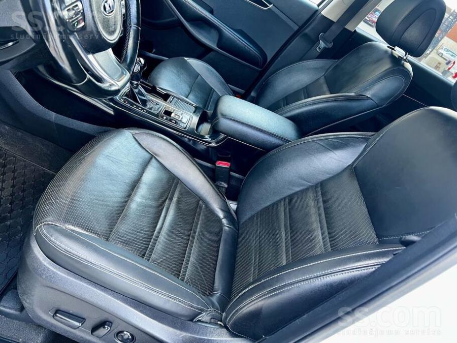 White Kia Sorento 2017 in Riga, with an engine capacity of 2.20 L and mileage of 168 thousand km for 16500 €, photo 12 on AUTOMOTO.COM.LV