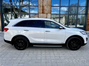 White Kia Sorento 2017 in Riga, with an engine capacity of 2.20 L and mileage of 168 thousand km for 16500 €, photo 13 on AUTOMOTO.COM.LV