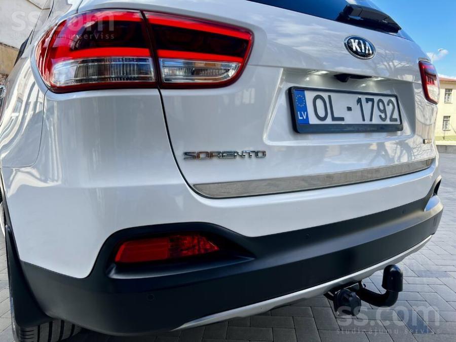 White Kia Sorento 2017 in Riga, with an engine capacity of 2.20 L and mileage of 168 thousand km for 16500 €, photo 15 on AUTOMOTO.COM.LV