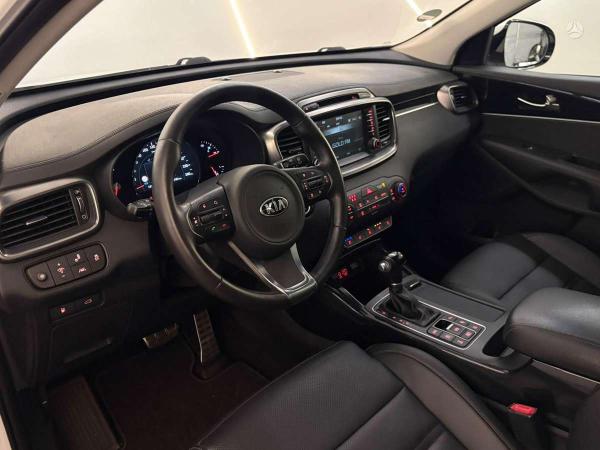 Balts Kia Sorento 2017 Marijampole, ar dzinēja tilpumu 2.20 L un nobraukumu 231 tūkst. km par 16999 €, foto 2 vietnē AUTOMOTO.COM.LV