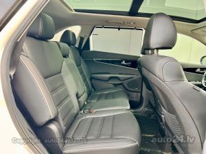 White Kia Sorento 2018 in Tallinn, with an engine capacity of 2.20 L and mileage of 0 thousand km for 19999 €, photo 15 on AUTOMOTO.COM.LV