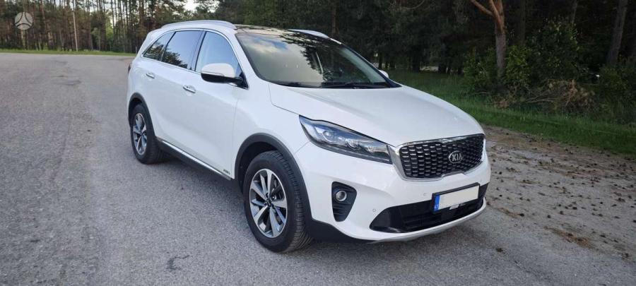 White Kia Sorento 2018 in Kaunas, with an engine capacity of 2.20 L and mileage of 194 thousand km for 16300 €, photo 1 on AUTOMOTO.COM.LV