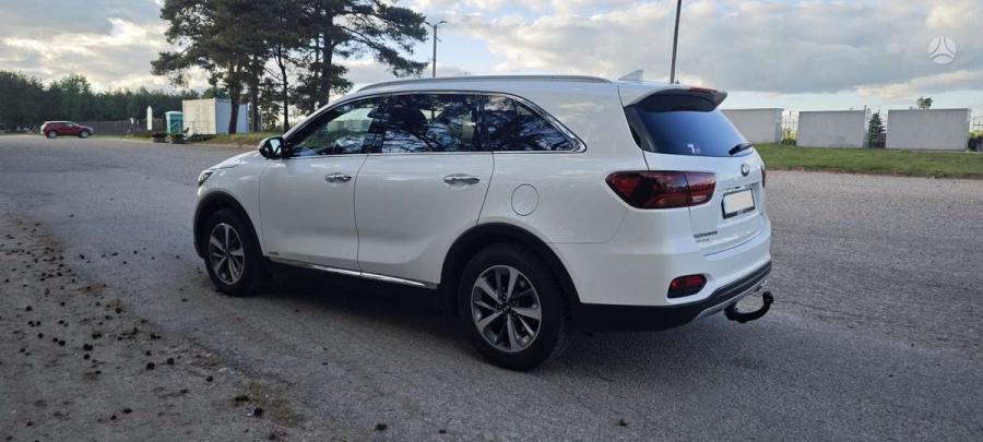 White Kia Sorento 2018 in Kaunas, with an engine capacity of 2.20 L and mileage of 194 thousand km for 16300 €, photo 4 on AUTOMOTO.COM.LV