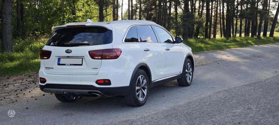 White Kia Sorento 2018 in Kaunas, with an engine capacity of 2.20 L and mileage of 194 thousand km for 16300 €, photo 5 on AUTOMOTO.COM.LV