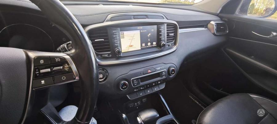 White Kia Sorento 2018 in Kaunas, with an engine capacity of 2.20 L and mileage of 194 thousand km for 16300 €, photo 11 on AUTOMOTO.COM.LV