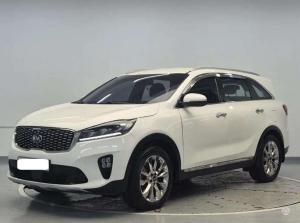 White Kia Sorento 2019 in Vilnius, with an engine capacity of 2.00 L and mileage of 110 thousand km for 18800 €, photo 3 on AUTOMOTO.COM.LV
