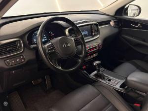 White Kia Sorento 2019 in Marijampole, with an engine capacity of 2.20 L and mileage of 268 thousand km for 16999 €, photo 3 on AUTOMOTO.COM.LV