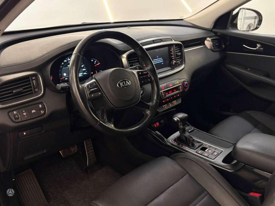 White Kia Sorento 2019 in Marijampole, with an engine capacity of 2.20 L and mileage of 268 thousand km for 16999 €, photo 3 on AUTOMOTO.COM.LV