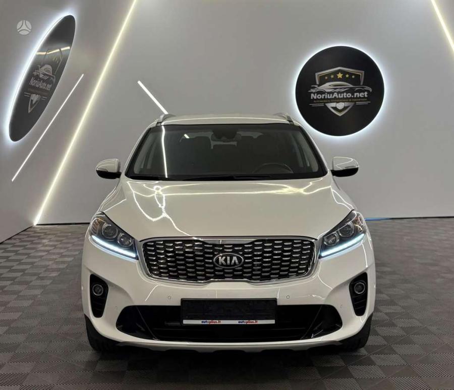 White Kia Sorento 2019 in Marijampole, with an engine capacity of 2.20 L and mileage of 268 thousand km for 16999 €, photo 8 on AUTOMOTO.COM.LV