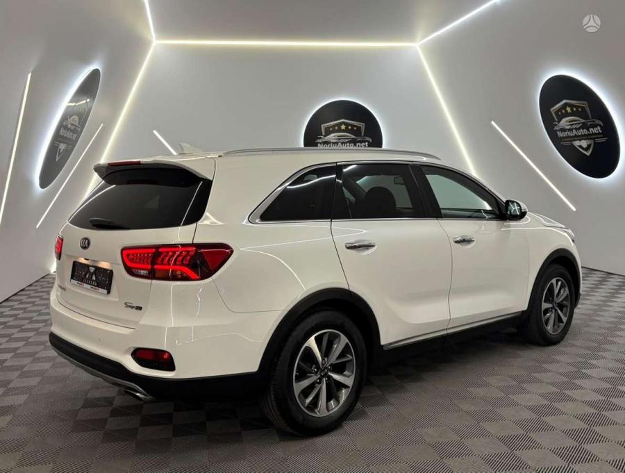 White Kia Sorento 2019 in Marijampole, with an engine capacity of 2.20 L and mileage of 268 thousand km for 16999 €, photo 10 on AUTOMOTO.COM.LV