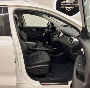 White Kia Sorento 2019 in Marijampole, with an engine capacity of 2.20 L and mileage of 268 thousand km for 16999 €, photo 16 on AUTOMOTO.COM.LV