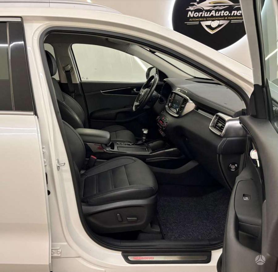 White Kia Sorento 2019 in Marijampole, with an engine capacity of 2.20 L and mileage of 268 thousand km for 16999 €, photo 16 on AUTOMOTO.COM.LV