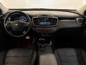 White Kia Sorento 2019 in Marijampole, with an engine capacity of 2.20 L and mileage of 268 thousand km for 16999 €, photo 18 on AUTOMOTO.COM.LV