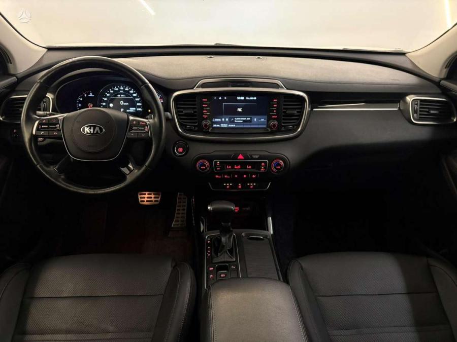 White Kia Sorento 2019 in Marijampole, with an engine capacity of 2.20 L and mileage of 268 thousand km for 16999 €, photo 18 on AUTOMOTO.COM.LV
