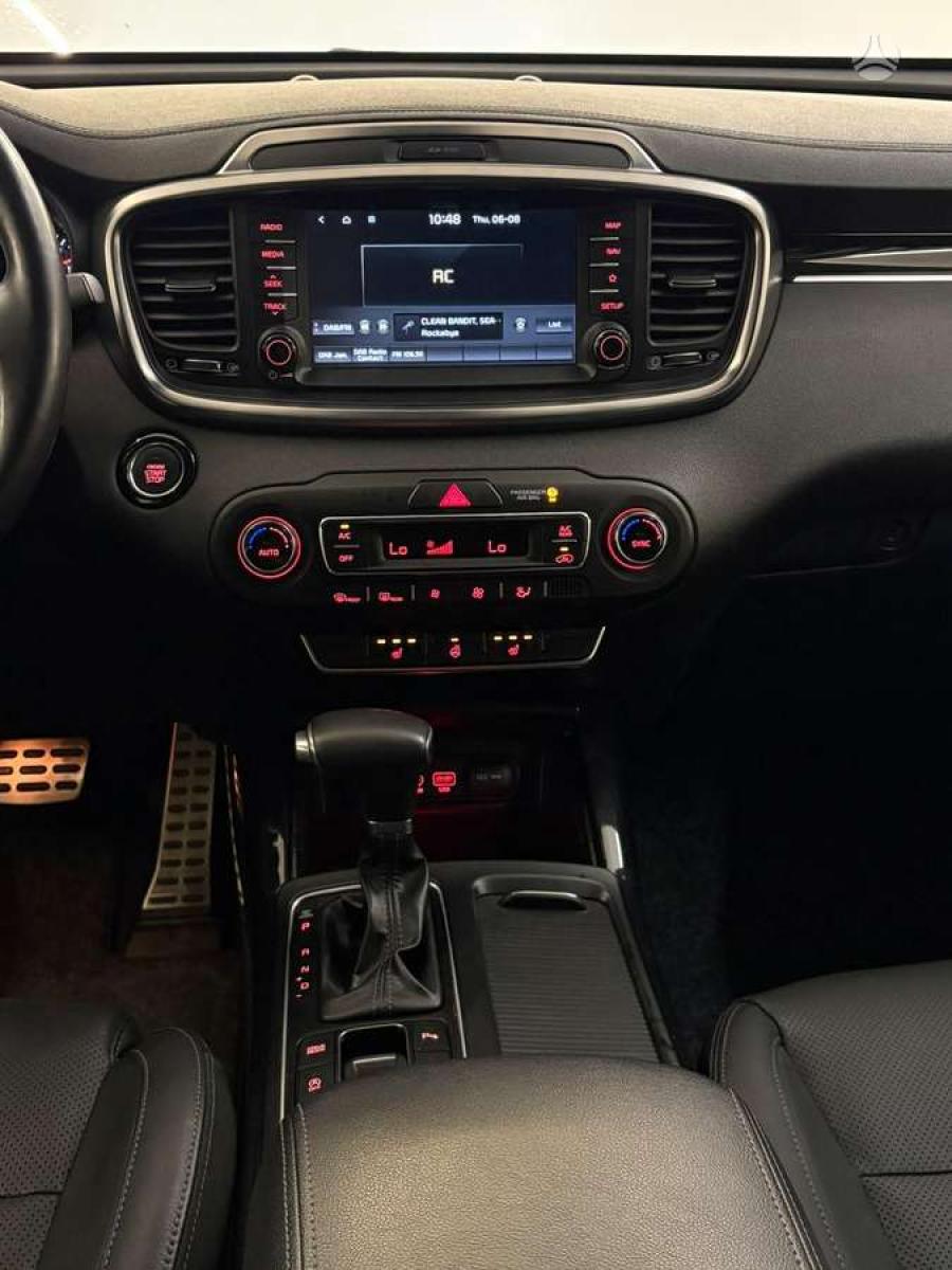 White Kia Sorento 2019 in Marijampole, with an engine capacity of 2.20 L and mileage of 268 thousand km for 16999 €, photo 20 on AUTOMOTO.COM.LV