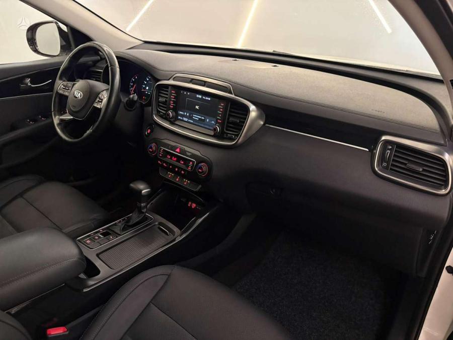 White Kia Sorento 2019 in Marijampole, with an engine capacity of 2.20 L and mileage of 268 thousand km for 16999 €, photo 23 on AUTOMOTO.COM.LV